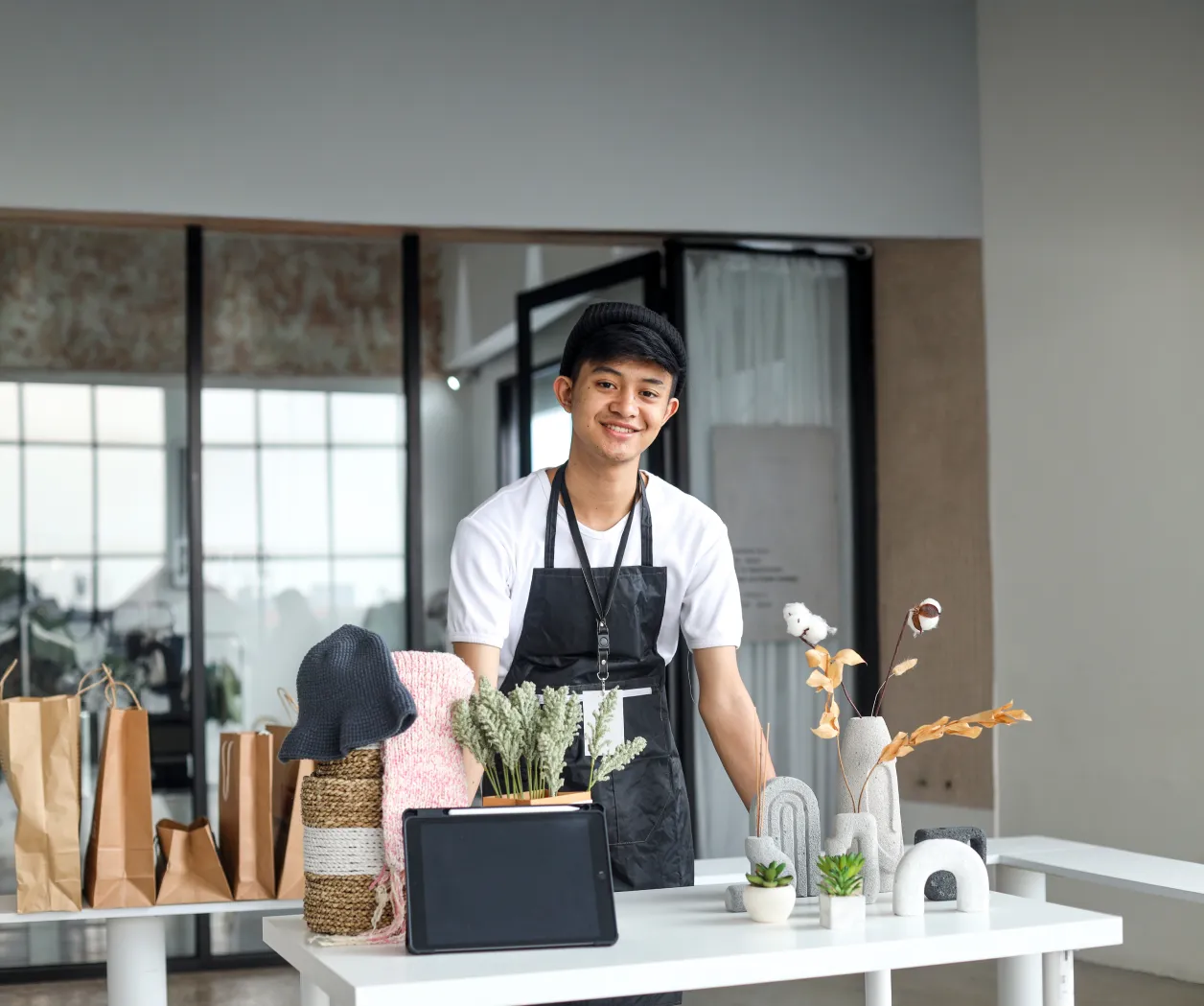 art-vendor-safe-vendor-table-vase-plants - ACT Insurance